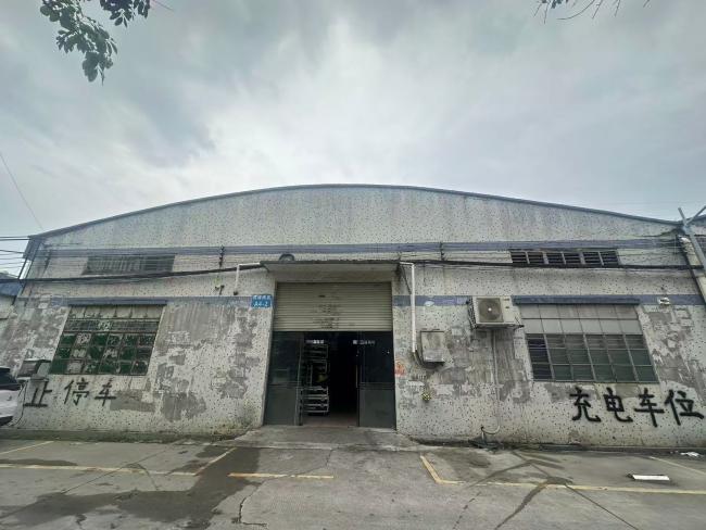 FINE LINE 1400ZL PERF lighting fixture in operation