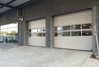 China Porta de garagem seccional moderna e resistente à venda