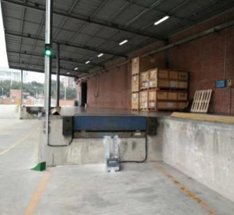 China Heavy Duty Hydraulic Dock Leveler Warehouse Loading Bays Automatic Control for sale
