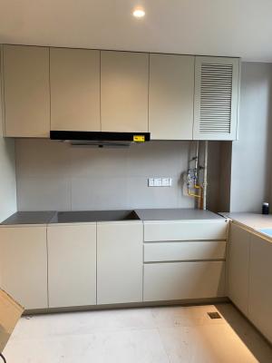 China Contemporary HPL Fireproof Kitchen Cabinet Set with Brass and Soft Closing Sliders Blum Hinges for sale