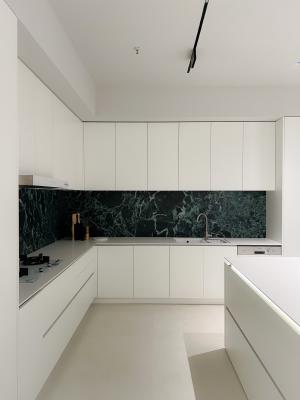 Moderne greeploze MDF keukenkast met push-to-open design