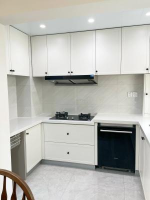 China Armário de cozinha moderno com painel de porta de melamina personalizável à venda