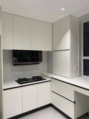 China Armários de cozinha modernos em estilo madeira sob medida com mármore artificial à venda