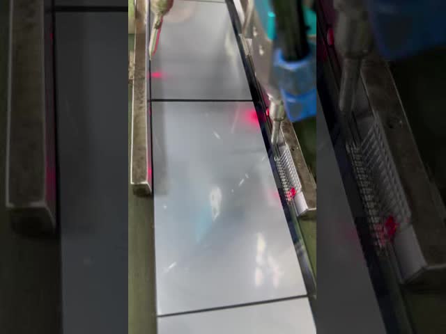 Installation automatique de contacts pour les écrans