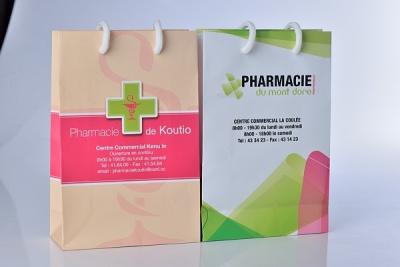 Cina Ricicli la stampa biodegradabile di colore pieno dei sacchi di carta della farmacia delle borse del regalo in vendita