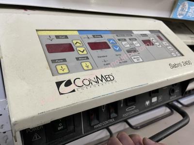 중국 6.75 " 콘메드는 병원을 위해 다시 닦은 2400대 전기외과술 기계를 사브르 판매용