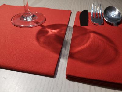 China Tovagliolo di carta di lusso rosso di Airlaid concedere i tovaglioli delicati e molli 40cm×40cm for sale