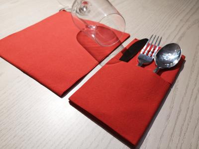 Cina Tovagliolo di carta di lusso rosso di Airlaid concedere i tovaglioli delicati e molli 40cm×40cm in vendita