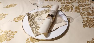 Cina alta copertura di tavola di lusso molle eliminabile qlty della prova dell'acqua per la sarchiatura di banchetto dell'hotel e del partito in vendita