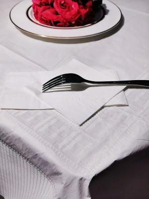 中国 無毒で白いテーブル掛け274CMおよび180CMの長さのバージンの木材パルプ 販売のため