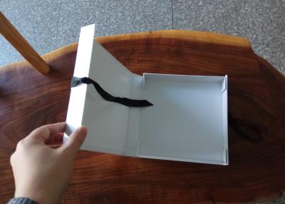 中国 ふたが付いている白いボール紙の提示のギフト用の箱、磁石カバー小さい正方形のギフト用の箱 販売のため