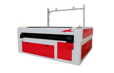 Cina Tagliatrice del laser di CO2 per tessuto con l'alimentazione automatica, taglierina del laser del tessuto in vendita