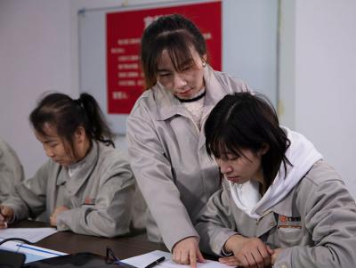 Cina 1.22mx2.44m pp ha ondulato gli strati di plastica, strati di plastica ondulati riciclati in vendita