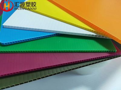 Cina 1220x2440mm non tossico ha ondulato gli strati che di plastica 4x8 ha scanalato nel bordo di plastica in vendita