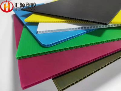 Cina 1220x2440mm non tossico ha ondulato gli strati che di plastica 4x8 ha scanalato nel bordo di plastica in vendita