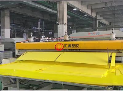 中国 非有毒な光沢のある3000gsm黄色い4x8 Coroplastシート 販売のため
