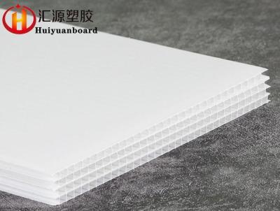 China Strati di plastica ondulati bianchi ignifugi su ordinazione 180GSM for sale