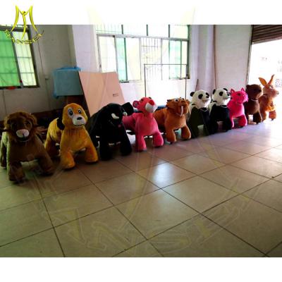 中国 Hansel plush electric horse toy amusement ride manufacturers giant animals kids riding kid animal scooter rider 販売のため