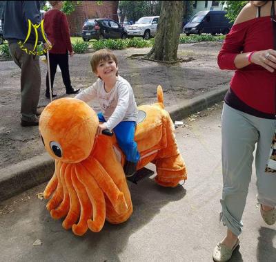 中国 Hansel outdoor playground kids ride on plush rideable motorized animals 販売のため