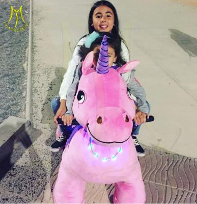 中国 Hansel  unicorn motorized plush animal toy horse on wheels for kids 販売のため