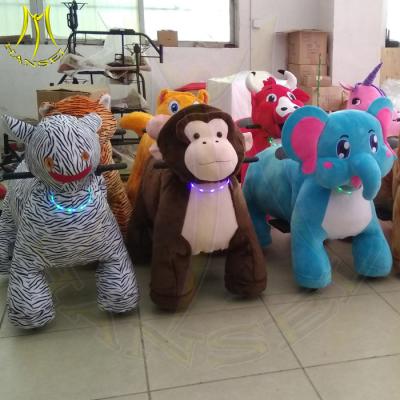 中国 Hansel amusement children ride on plush battery operated walking animals 販売のため