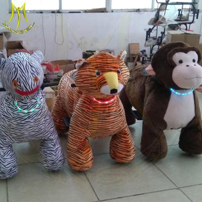 中国 Hansel amusement battery powered walking stuffed electric animal ride 販売のため