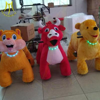 中国 Hansel battery powered plush electric children ride on walking animal 販売のため