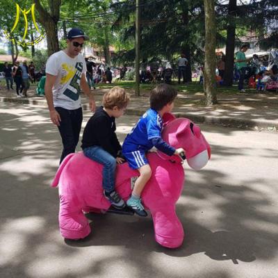 中国 Hansel indoor amusement park plush ride on animal toy riding horse on wheels for kid and adult 販売のため
