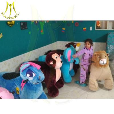 中国 Hansel four wheel amusement ride on walking stuffed animals rides 販売のため