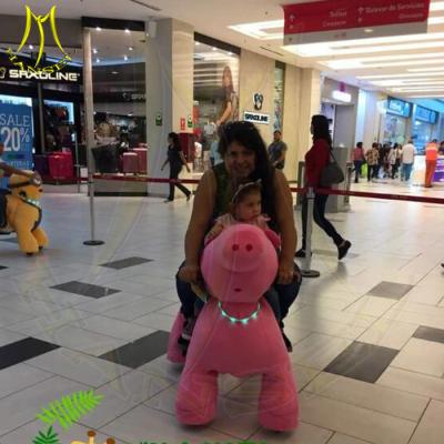 中国 Hansel children funfair moving electric battery operated ride on plush animals 販売のため