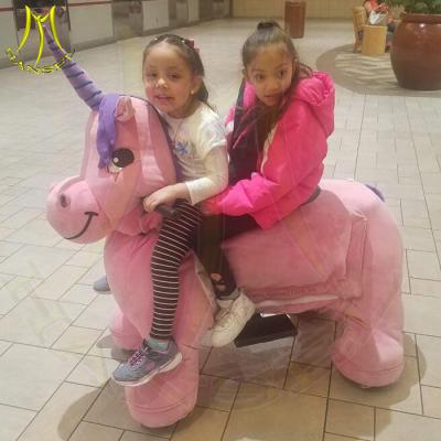 中国 Hansel indoor playground walking battery operated ride on plush toy horse 販売のため