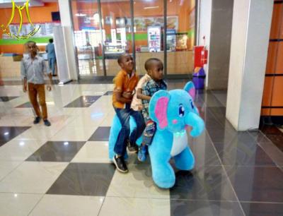 中国 Hansel  shopping mall plush walking animal scooter ride on animal toy animal robot for sale 販売のため