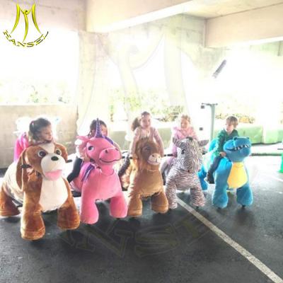 中国 Hansel amusement park walking battery powered plush toy ride on animals 販売のため