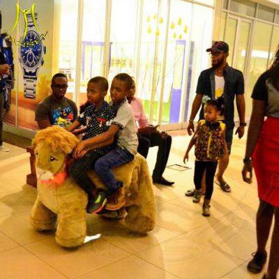 中国 Hansel walking stuffed battery animal kids electric rides on plush animal 販売のため