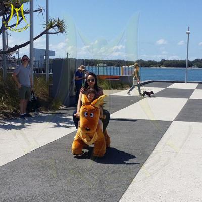 中国 Hansel outdoor park hot coin operated walking stuffed animals riding 販売のため