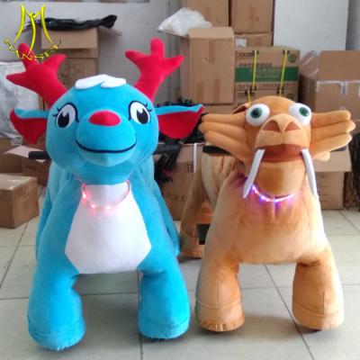 中国 Hansel plush toys stuffed animals on wheels plush animal electric scooter 販売のため