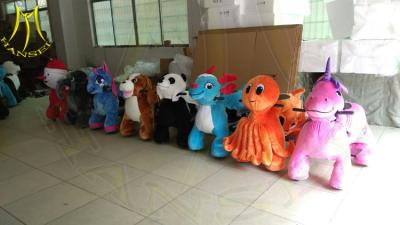 中国 Hansel amusement walking coin operated motorized plush riding animals 販売のため