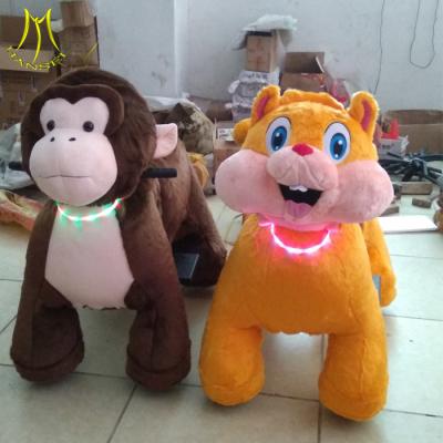 中国 Hansel coin operated children plush stuffed electric battery operated ride animals on wheels 販売のため
