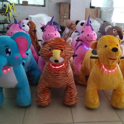 中国 Hansel  battery operated zoo riders plush walking animal for kids 販売のため