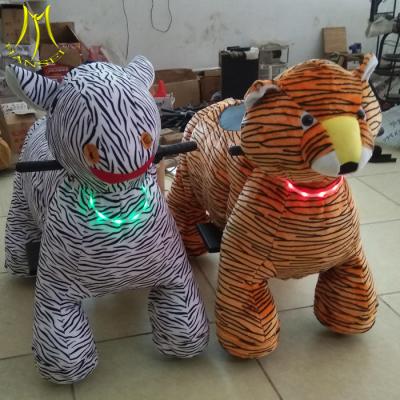 中国 Hansel hot-selling coin operated mountable animal walking plush electric ride for children 販売のため