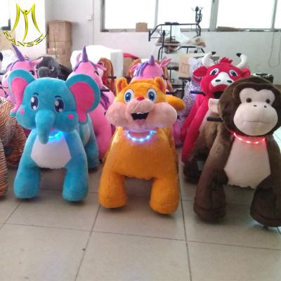 中国 Hansel Walking ride on animal mechanical plush electrical animal toys cars for sales 販売のため