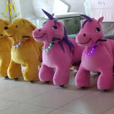 中国 Hansel adult ride on toys stuffed animals on wheels plush rideable animal toy 販売のため