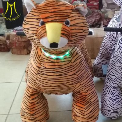 中国 Hansel walking animal plush power wheels ride on animal toy with coin operated 販売のため