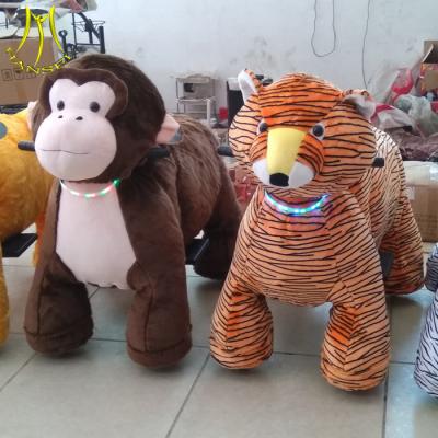 中国 Hansel  carnival rides walking animal plush power wheels ride on animal toy 販売のため