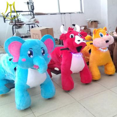 中国 Hansel amusement park plush walking electric mountable plush motorized animal 販売のため