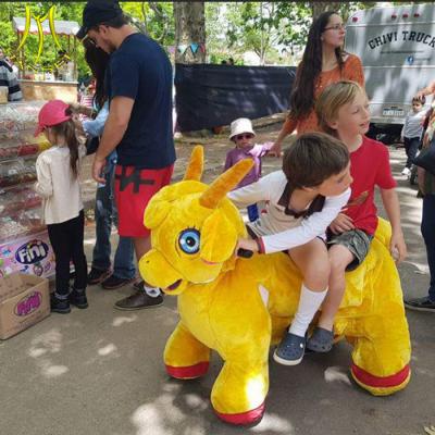 中国 Hansel の歩くロボット乗車はプラシ天の乗馬の動物の電気動物のスクーターの乗車にモーターを備えました 販売のため