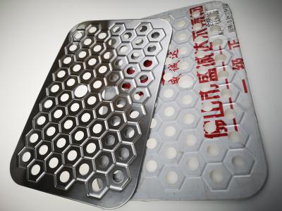 Cina Griglia protettiva perforata di metallo esagonale. Pannelli in acciaio inossidabile personalizzati. in vendita