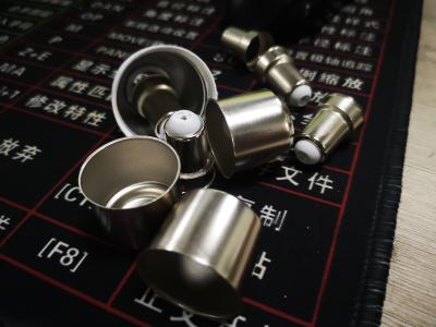 中国 精密で深深に描かれた金属殻とセラミック・アイソレーター 電子センサー,RFコネクタ,高電圧装置用の ナイケルで覆われたステンレス鋼のカスタム・ハウジング 販売のため