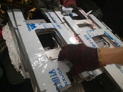 中国 ステンレス鋼製 ステンプレート金属部品 精密折りたたみ パネル 制御キャビネット ドア 産業用機器の囲み 販売のため