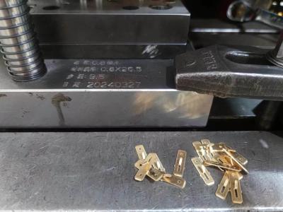 中国 高伝導性の青銅の接触刃 0.6mm精密スタンプ PCB,センサ,自動車コネクタ用の 耐久性のある端板 販売のため